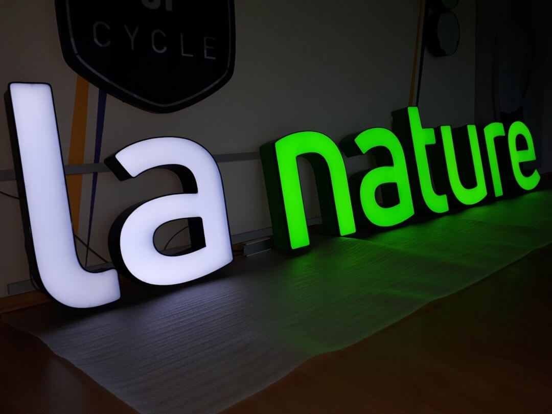 Enseignes lumineuses led Lyon -Enseigne led éclairée dans showroom SES ...