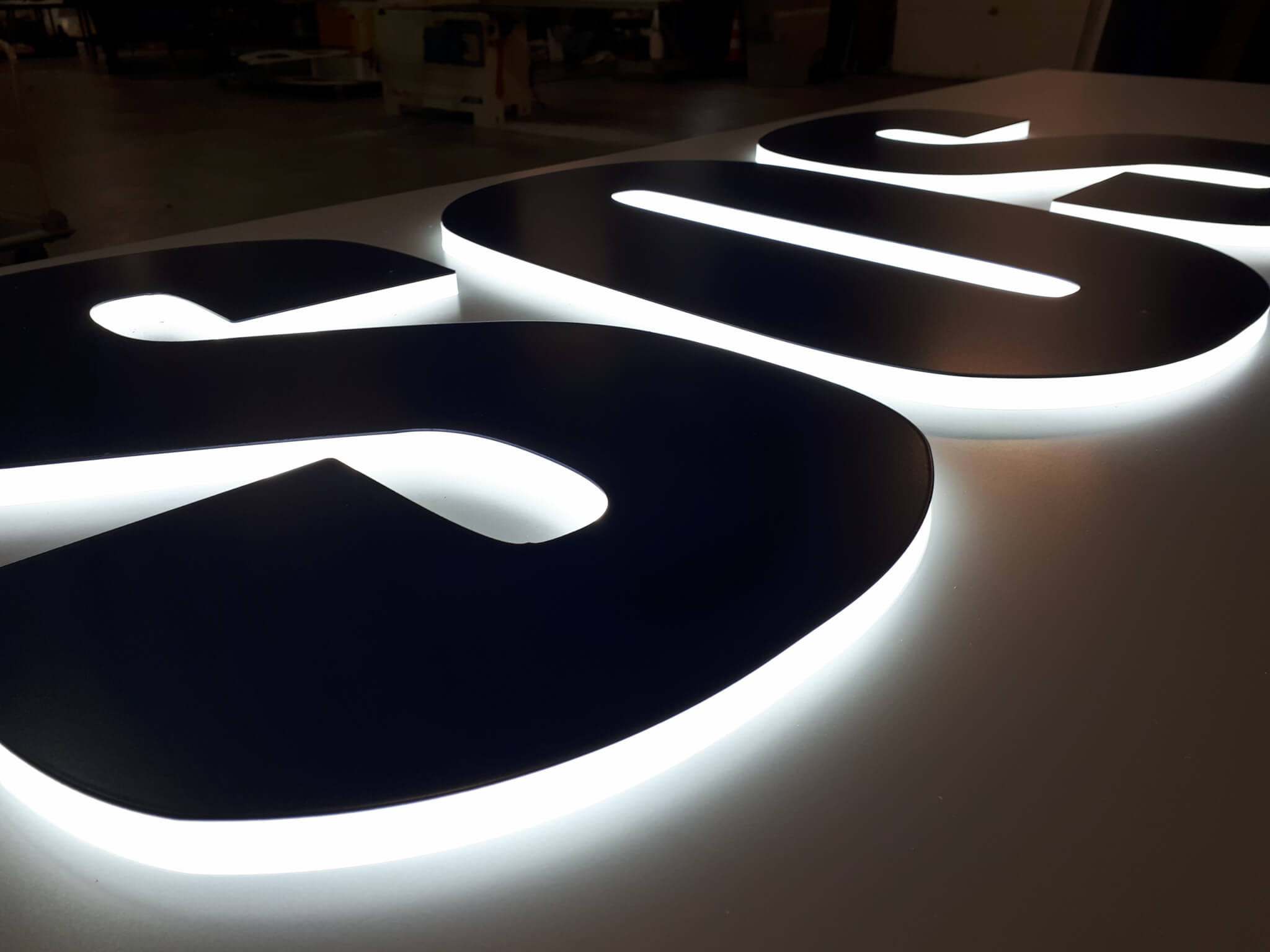 Votre enseigne à Lyon - Lettre bloc led - enseigne lumineuse led - SES ...